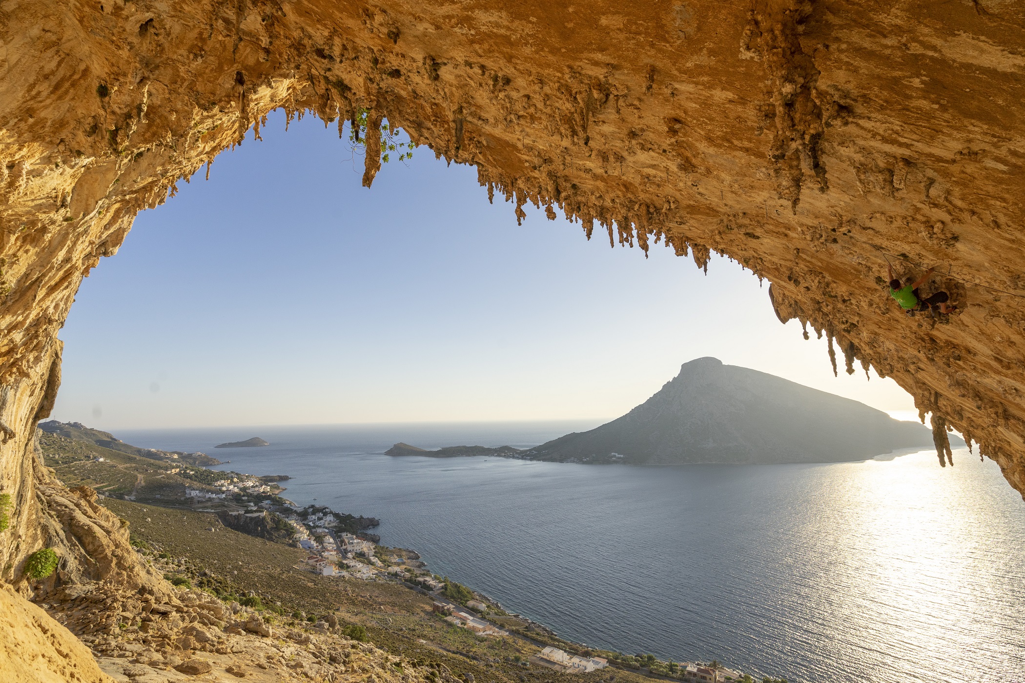 Grande Grotta σπήλαιο μαγευτικό ηλιοβασίλεμα Αιγαίο | travel.gr