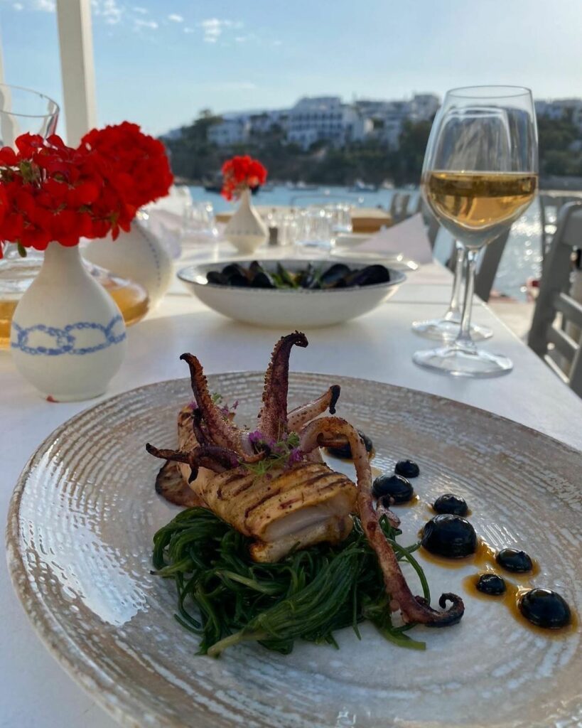 Πίσω Λιβάδι: Ένα μικρό, παραθαλάσσιο χωριό στην Πάρο με γαλήνια ...