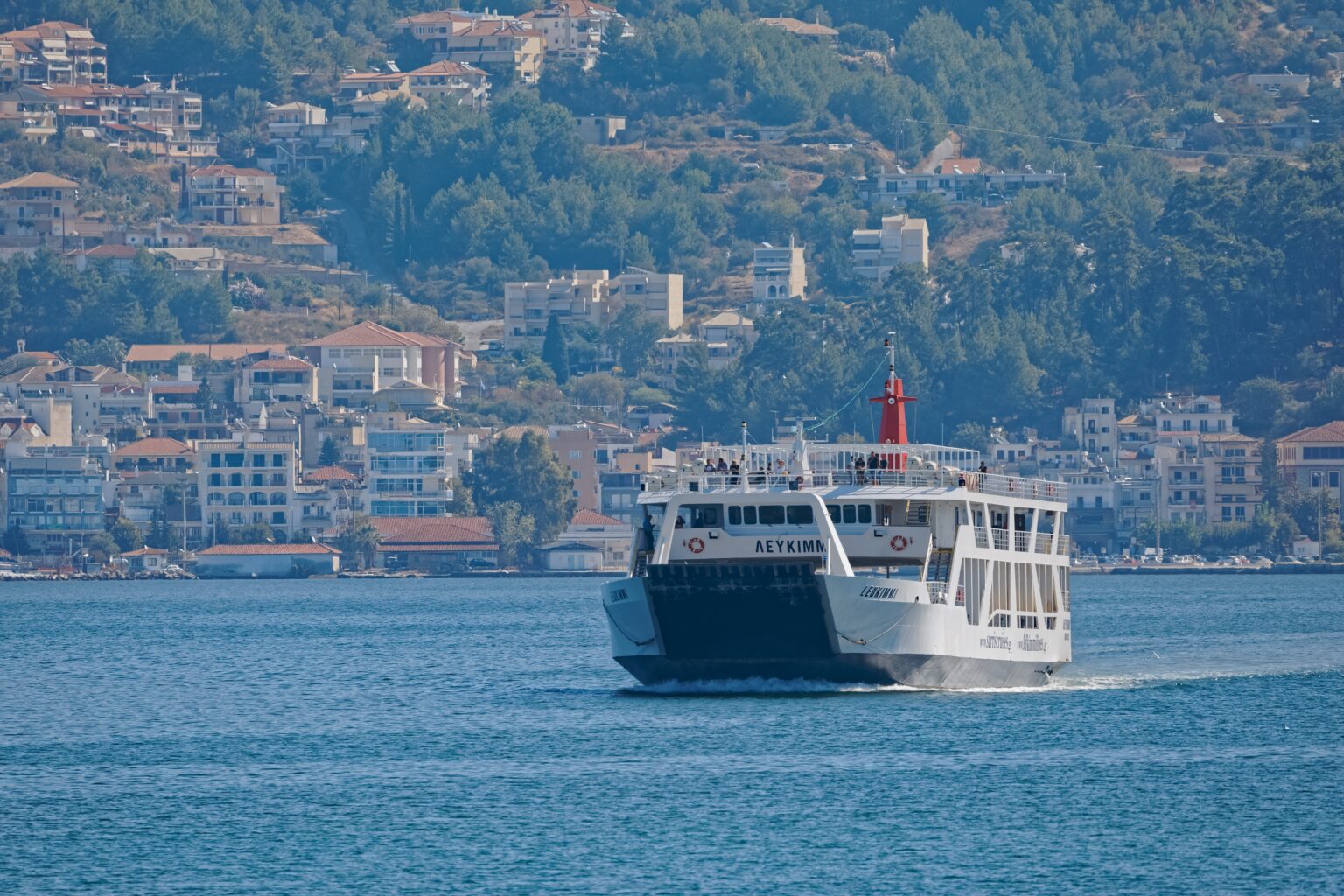 24 ώρες στη Λευκίμμη, τη φωτεινή κωμόπολη της Κέρκυρας