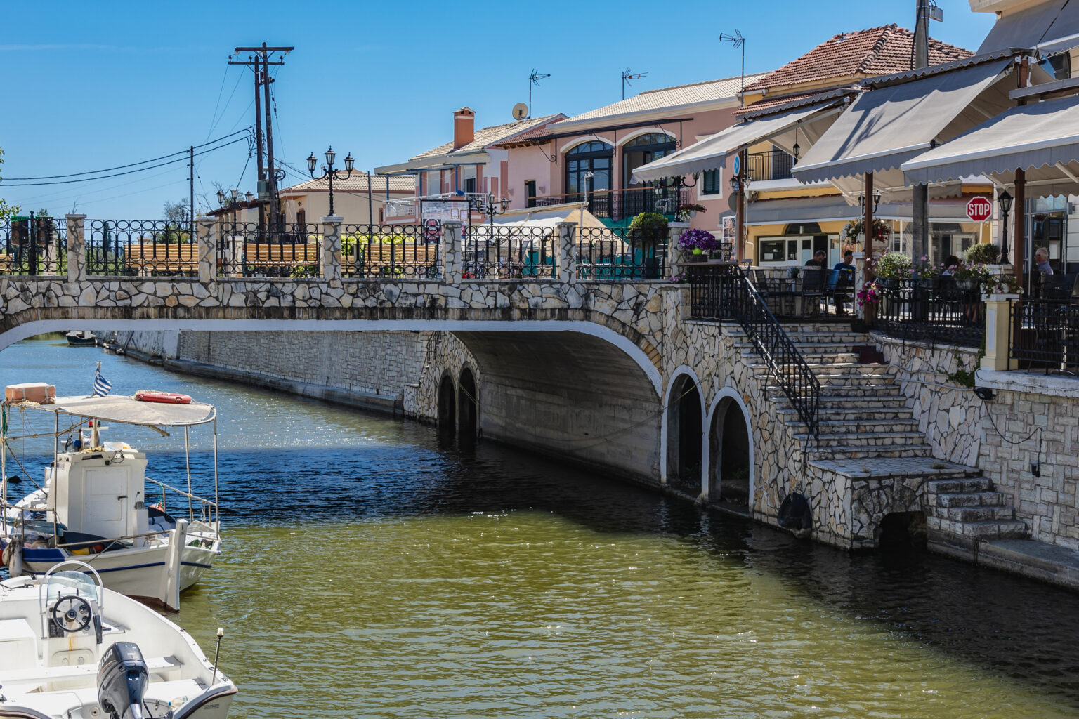 24 ώρες στη Λευκίμμη, τη φωτεινή κωμόπολη της Κέρκυρας