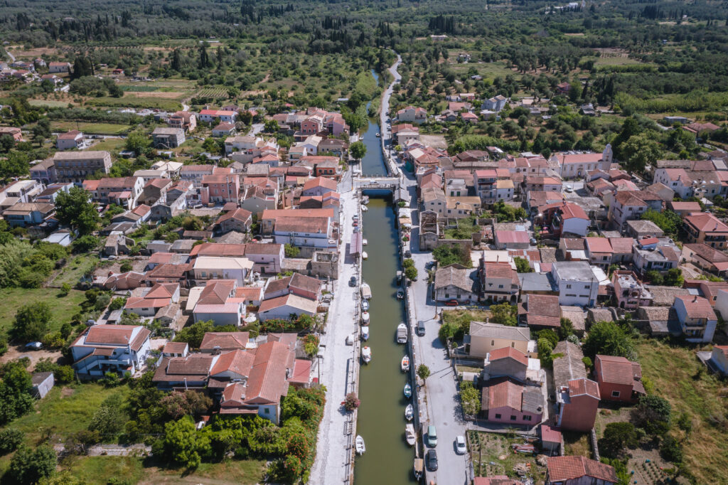 24 ώρες στη Λευκίμμη, τη φωτεινή κωμόπολη της Κέρκυρας