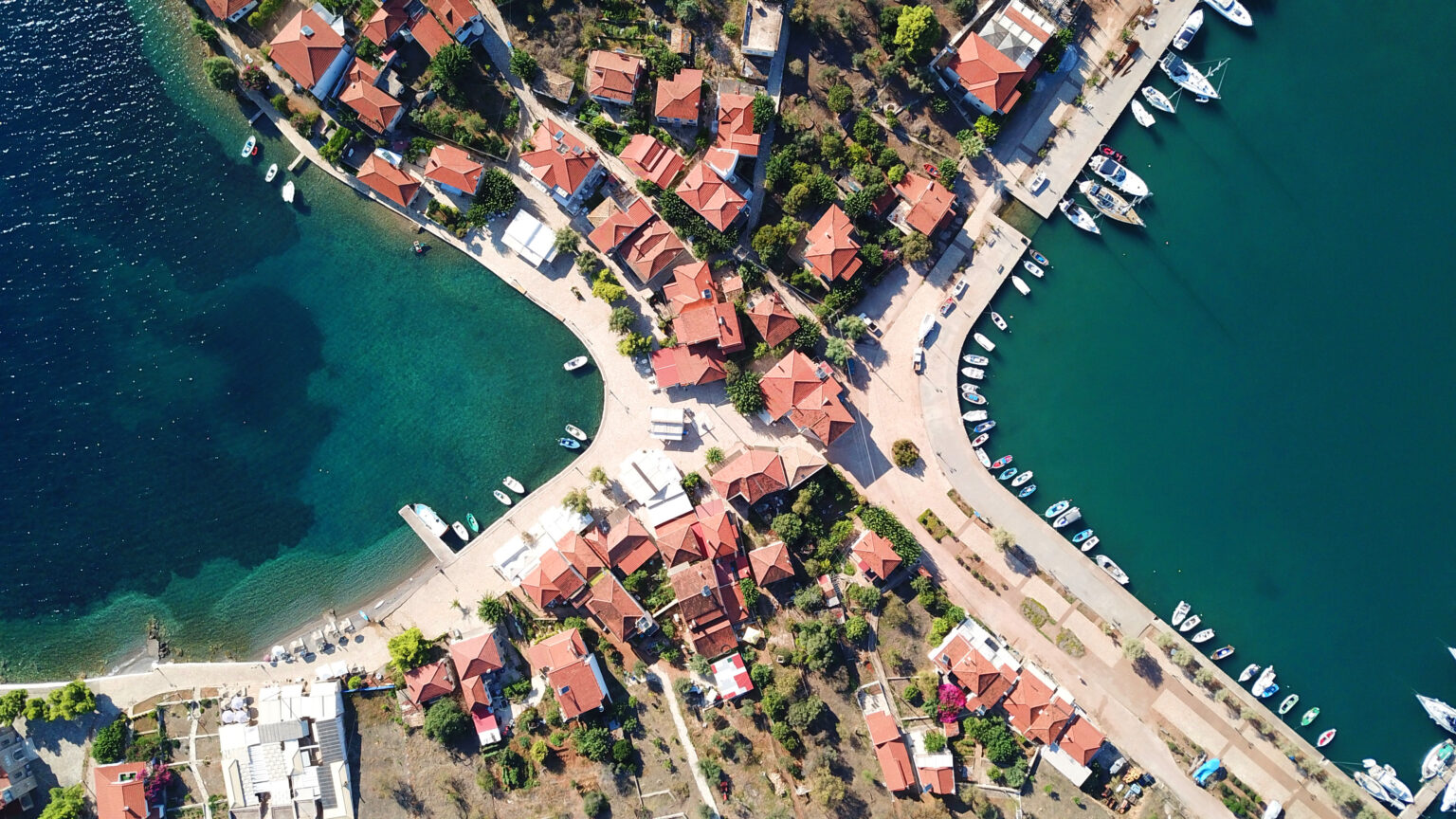 Τριζόνια: Το μοναδικό νησί του Κορινθιακού που κατοικείται | travel.gr
