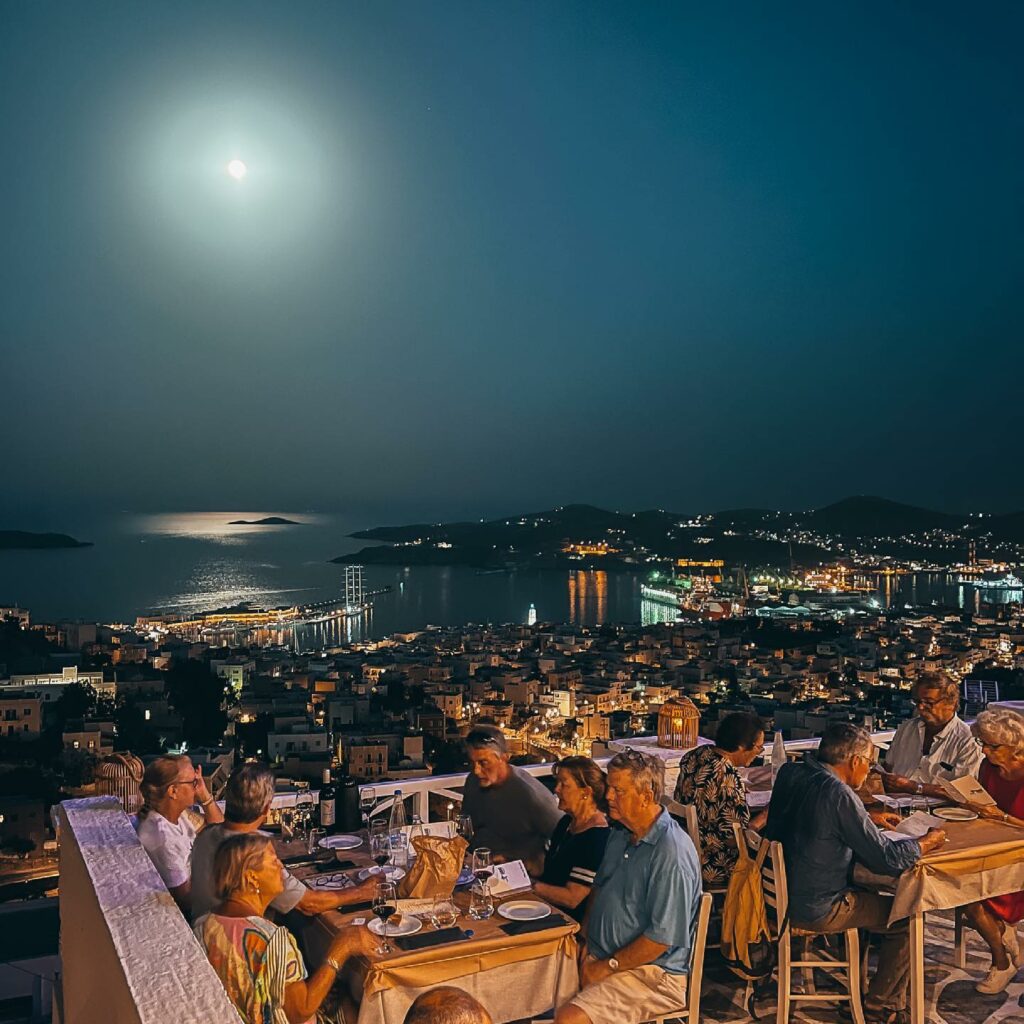 | travel.gr Η Σύρος της Ντίνας Νικολάου