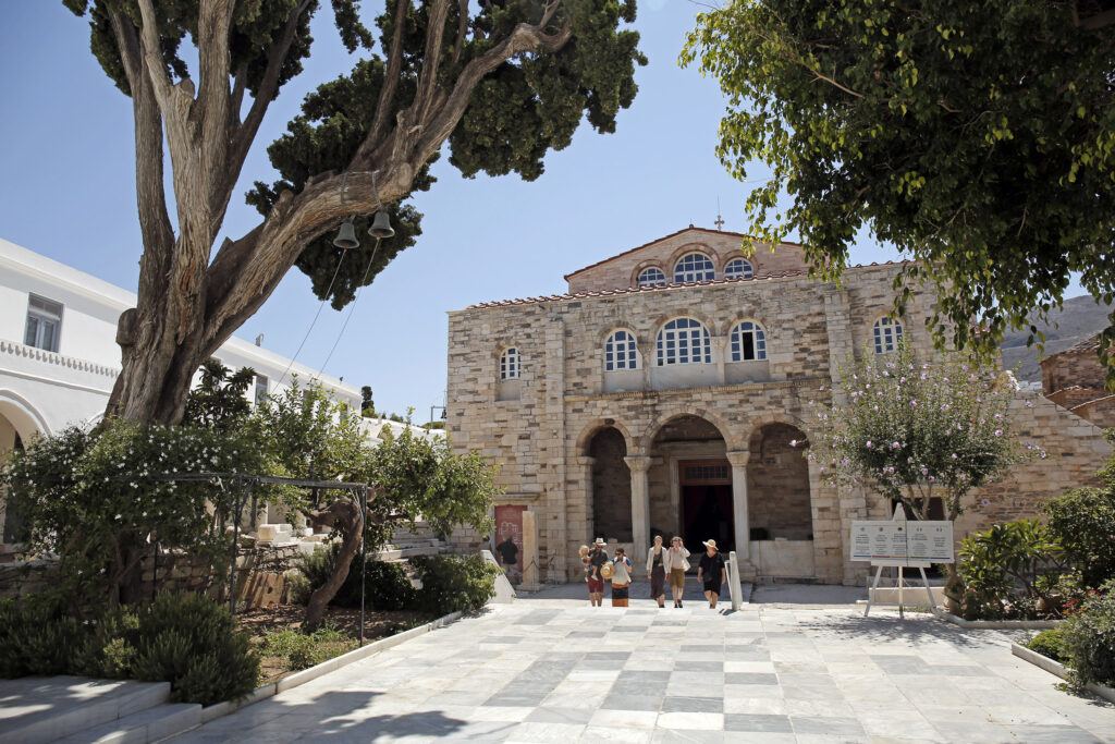 Παροικιά: Το όμορφο λιμάνι της Πάρου είναι από μόνο του ένας ξεχωριστός ...