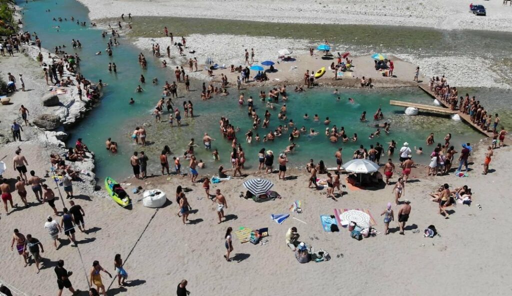 7 Ποτάμια, λίμνες, καταρράκτες για κολύμπι και βουτιές | travel.gr