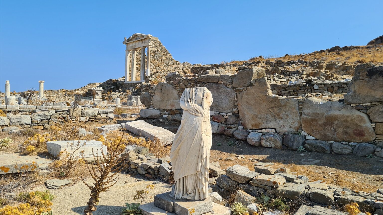 Delos one of the most important archaeological sites in Greece | travel.gr