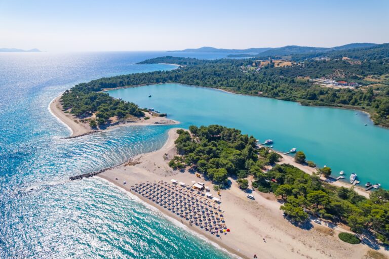 Πευκοχώρι: Ο δημοφιλής παραθαλάσσιος οικισμός της Χαλκιδικής με άρωμα ...