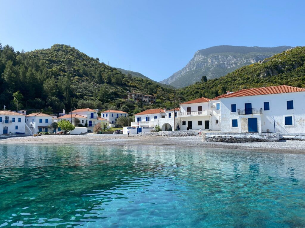 Η παραθαλάσσια Πελοπόννησος σε 10 στάσεις | travel.gr