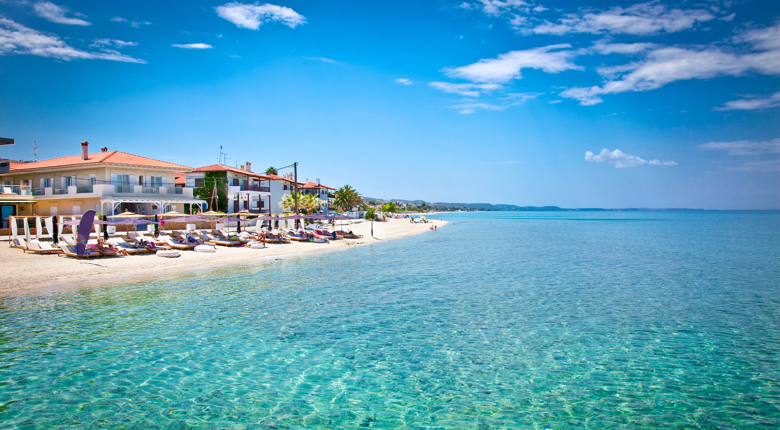 Πευκοχώρι: Ο δημοφιλής παραθαλάσσιος οικισμός της Χαλκιδικής με άρωμα ...