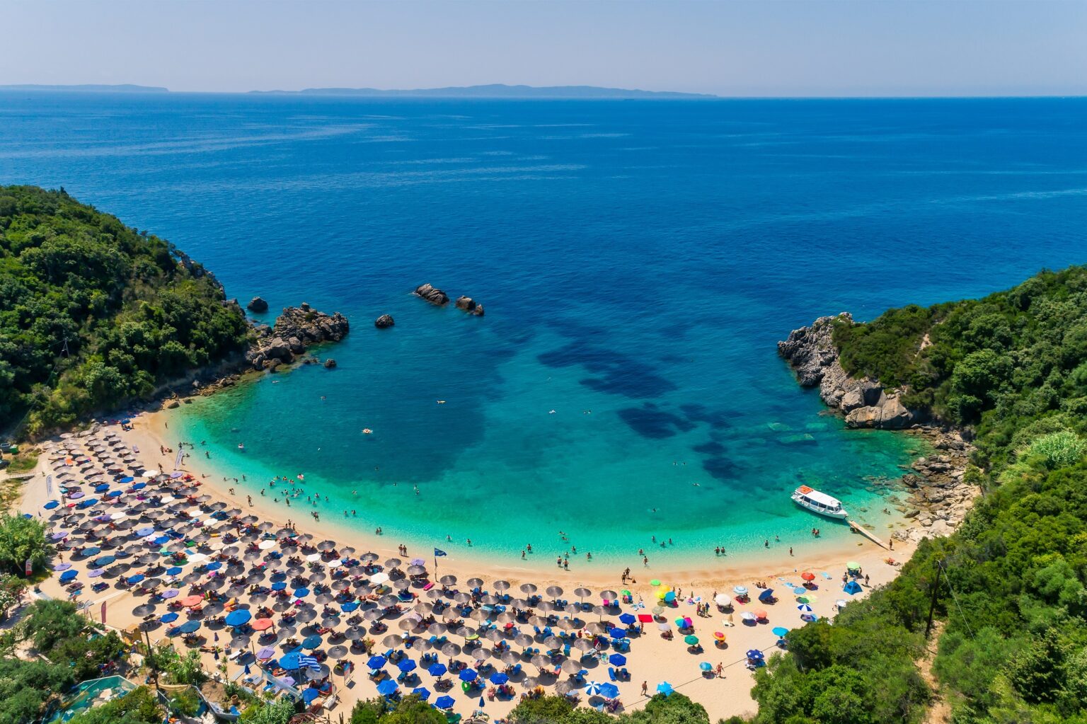 Sarakiniko: The quiet beach in Parga that resembles a pool | travel.gr