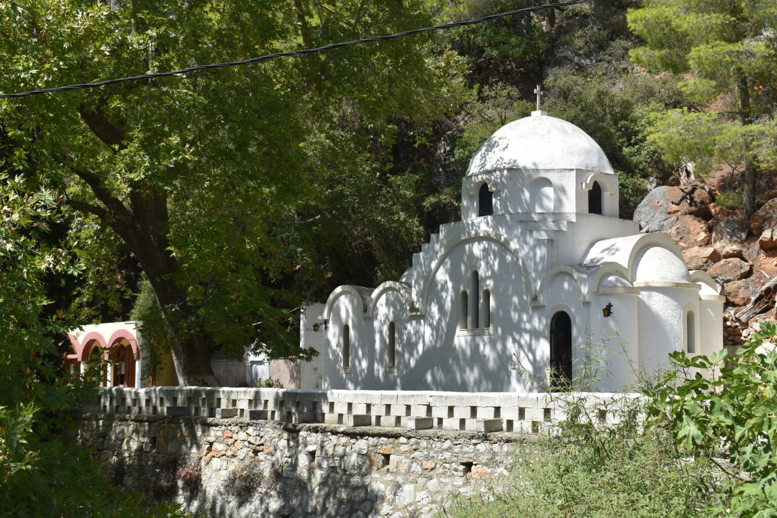 Μοναστήρι Πόρου ένας γραφικός κόλπος στη σκιά μιας μονης | travel.gr