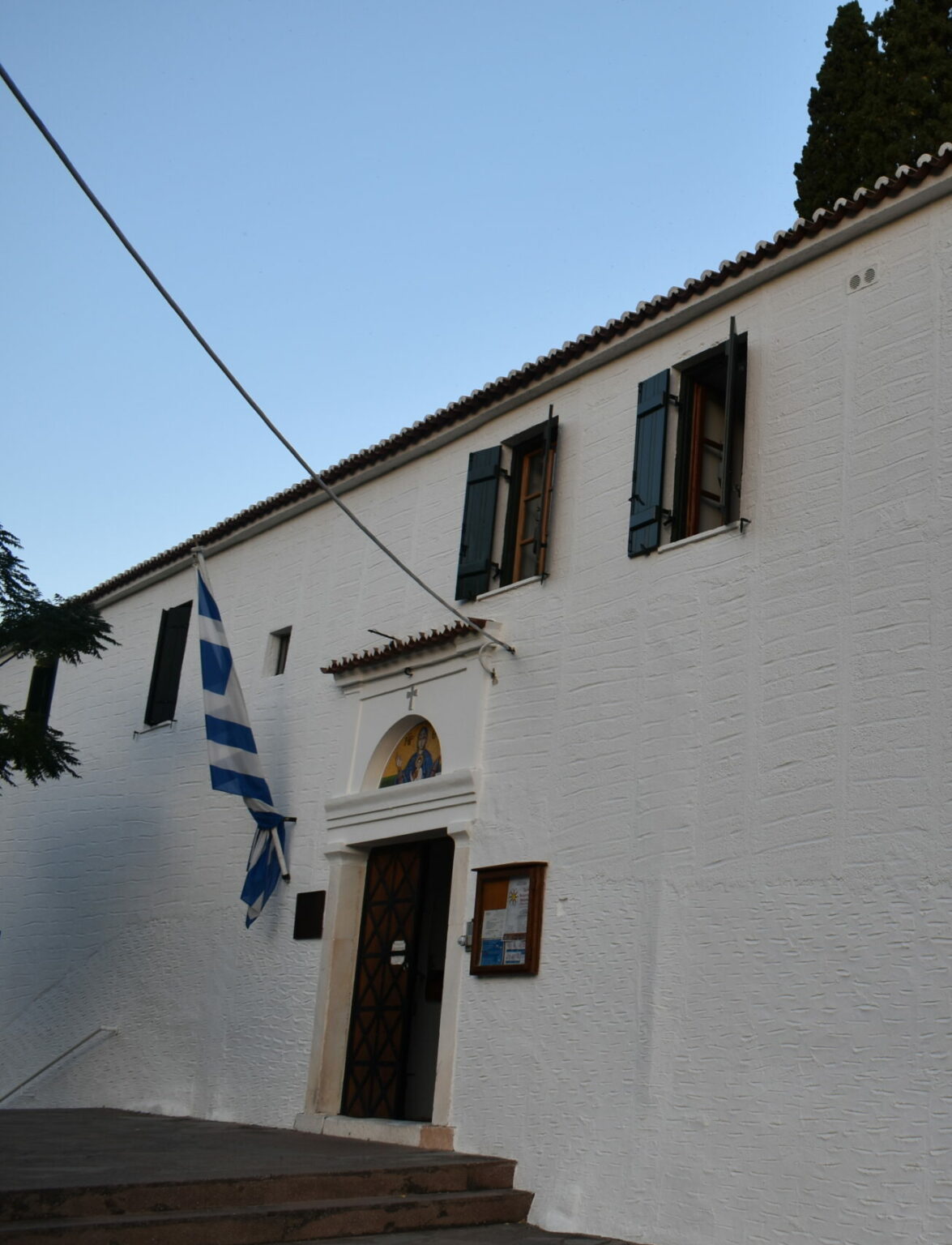 Μοναστήρι Πόρου ένας γραφικός κόλπος στη σκιά μιας μονης | travel.gr