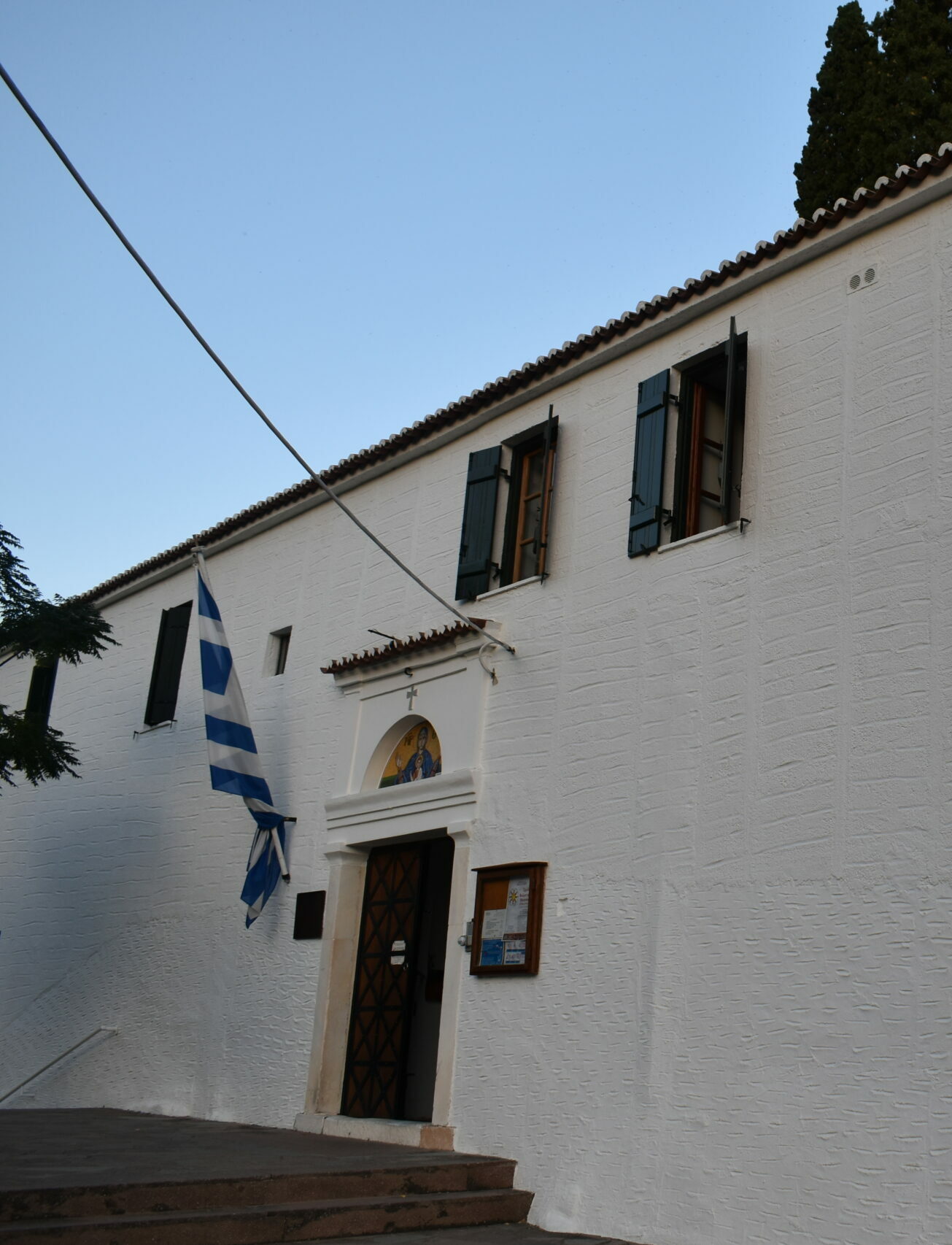 Μοναστήρι Πόρου ένας γραφικός κόλπος στη σκιά μιας μονης | travel.gr