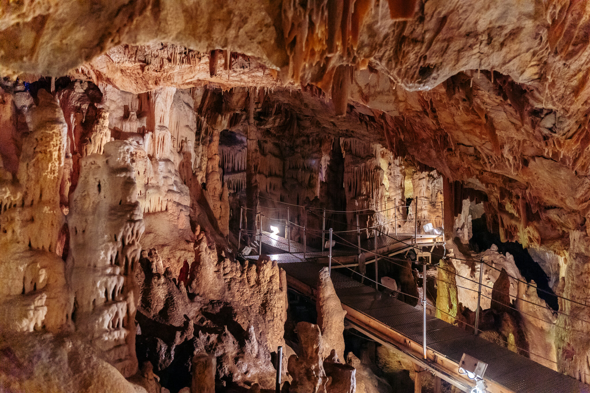 The Spectacular Sfedoni Cave in Crete| travel.gr