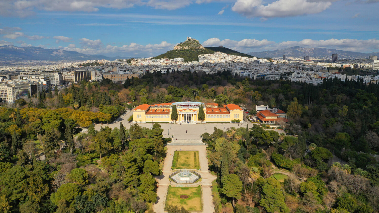 Ένας εμβληματικός περίπατος στο κέντρο της Αθήνας γεμάτος εικόνες και ...