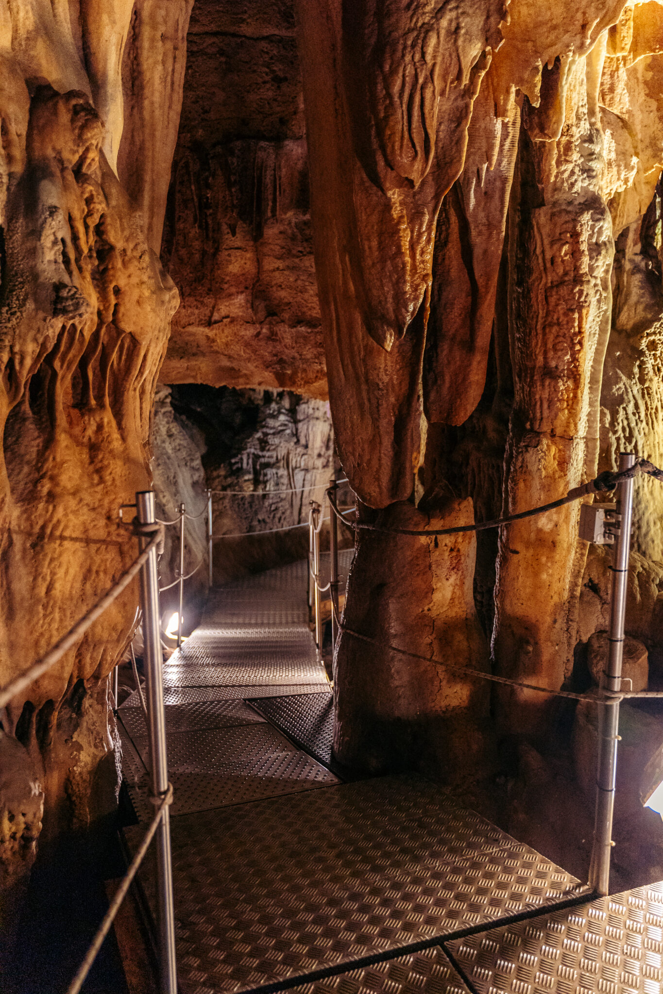 The Spectacular Sfedoni Cave in Crete| travel.gr