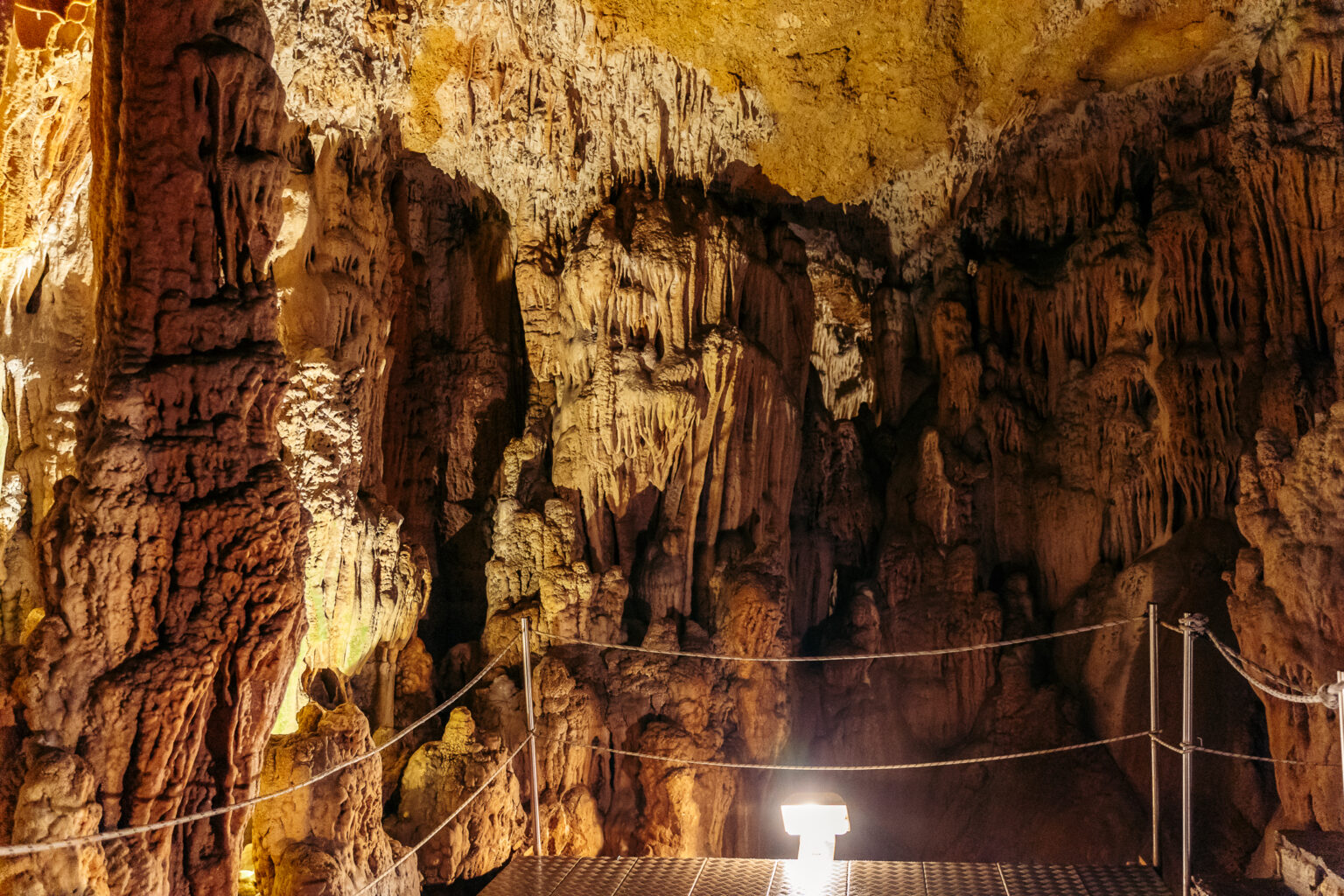 The Spectacular Sfedoni Cave in Crete| travel.gr