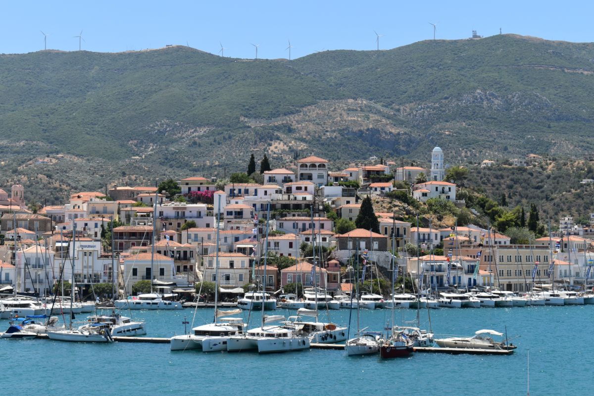 Μοναστήρι Πόρου ένας γραφικός κόλπος στη σκιά μιας μονης | travel.gr