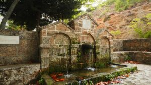 Ευρωστίνη «μπαλκόνι» Κορινθιακού δάση τρεχούμενα νερά | travel.gr