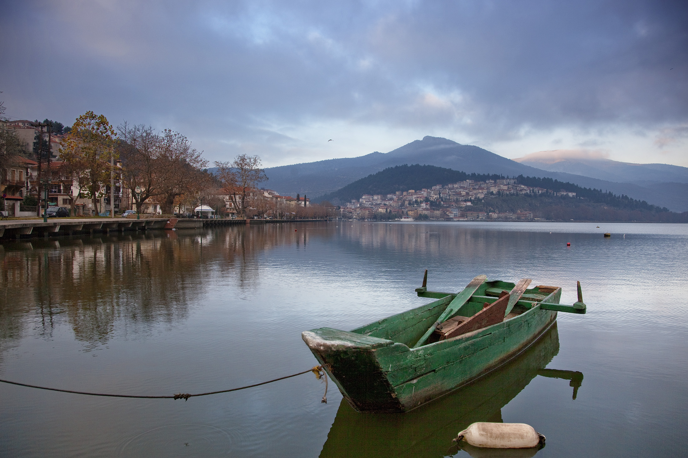Floating history: The boats of Kastoria| travel.gr
