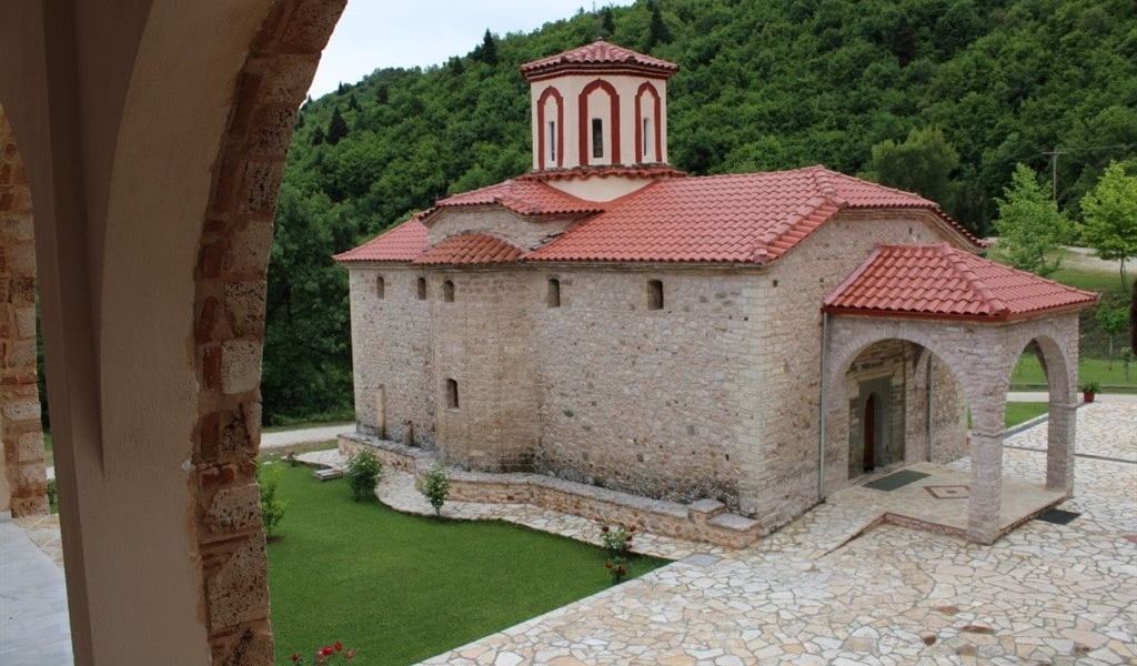 Καστανιά ελατοσκέπαστο χωριό Αγράφων θέα Λίμνη Πλαστήρα | travel.gr