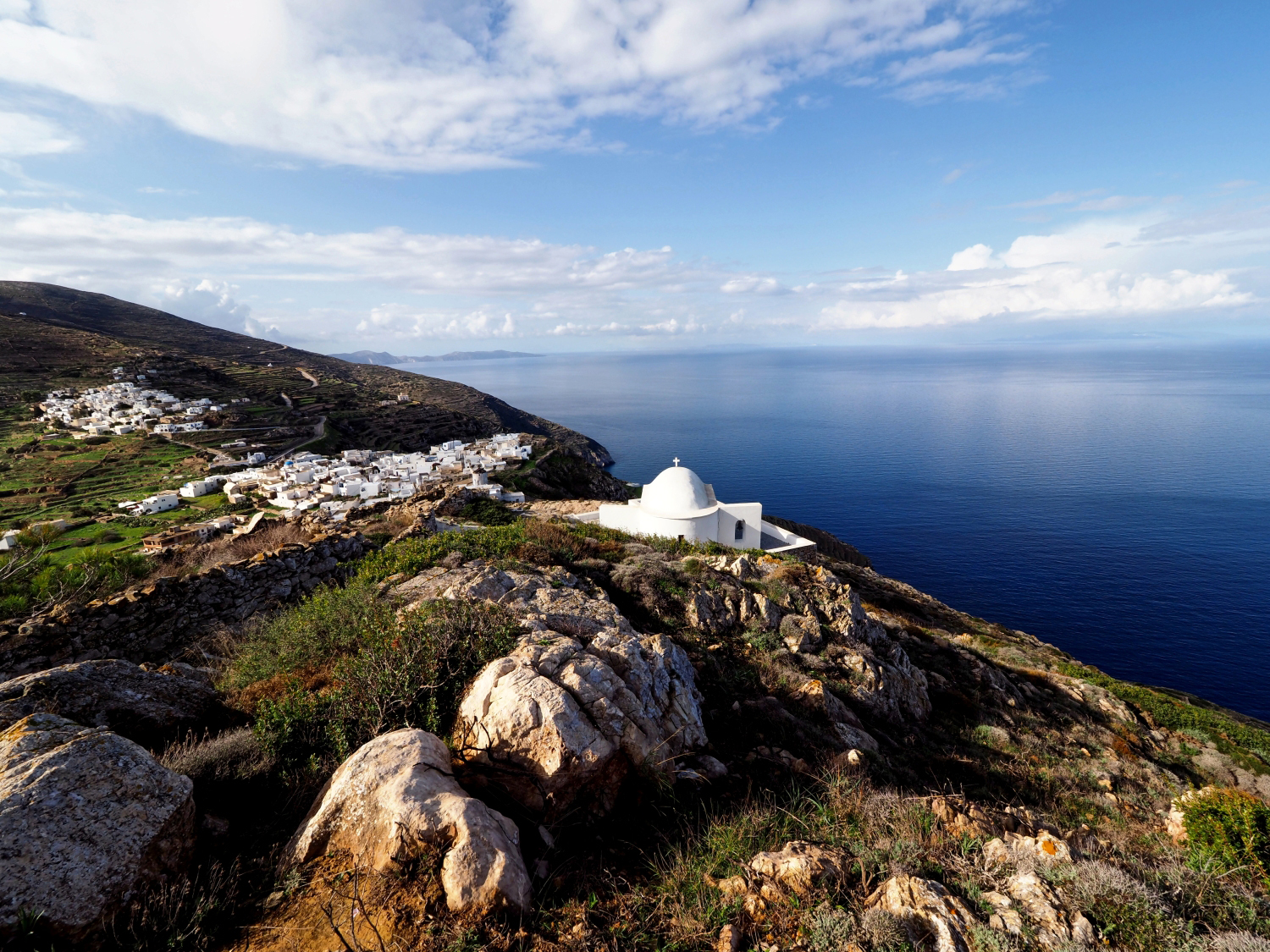 Το εκκλησάκι του Ελύτη στη Σίκινο | travel.gr