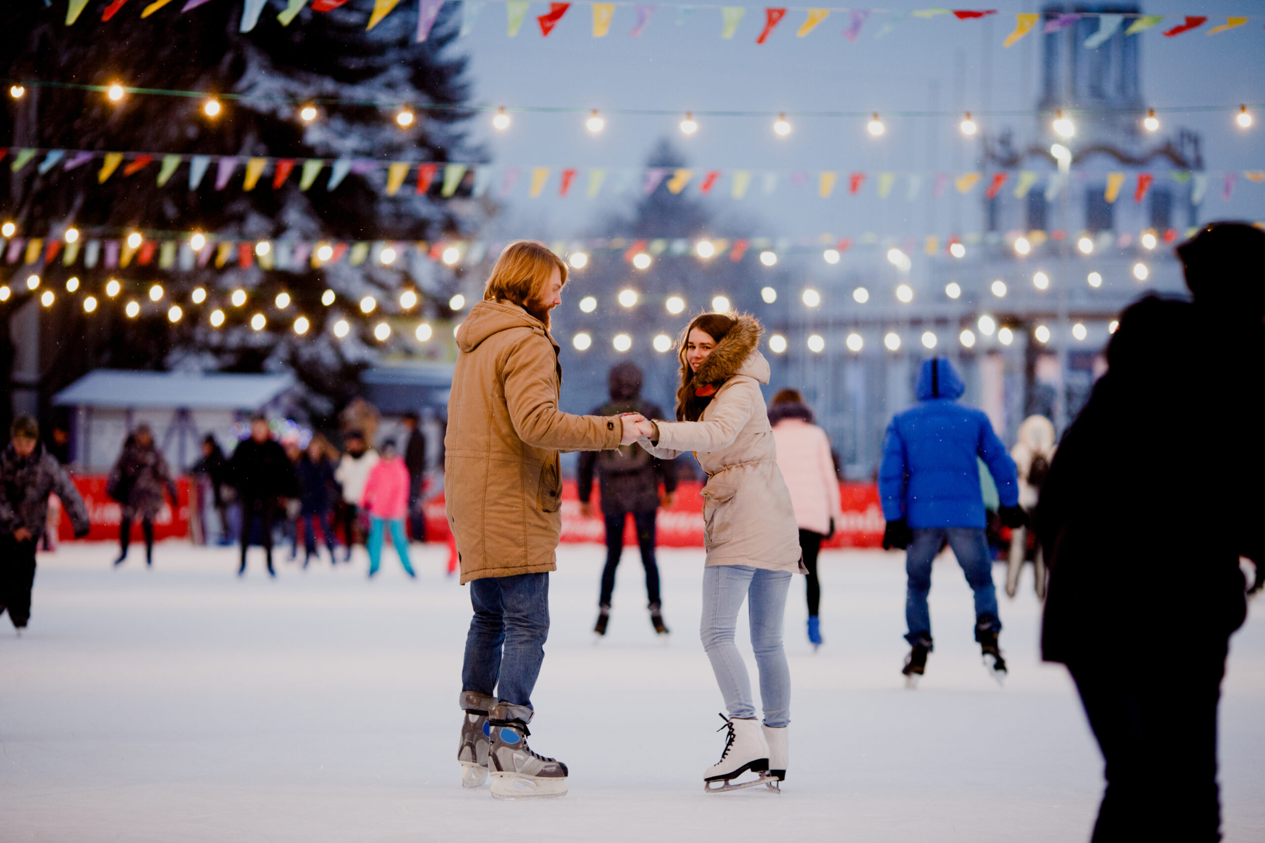 6 παγοπίστες για γιορτινές φιγούρες στην πόλη