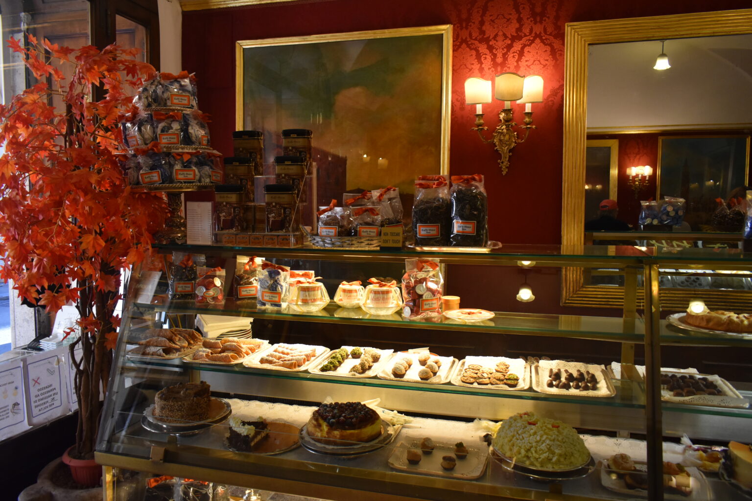 Ρώμη: Στις μεγαλοπρεπείς σάλες 3 ιστορικών café | travel.gr