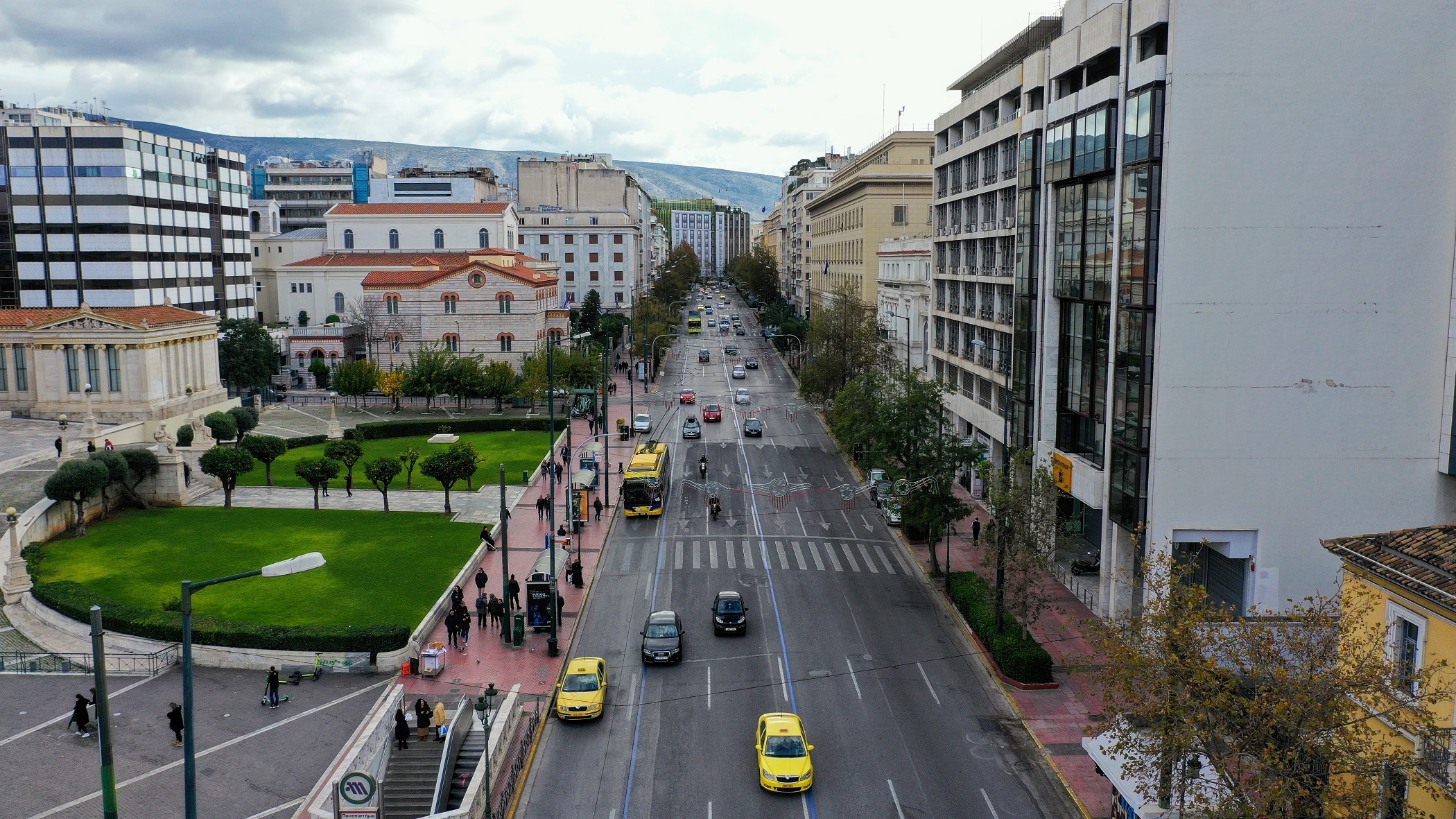 Ρετροσπεκτίβα Πανεπιστημίου αριστοκράτισσα Αθηνών | travel.gr