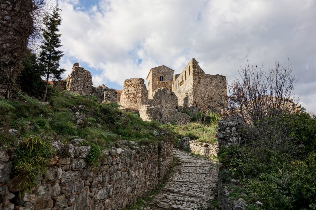 Μυστράς καστροπολιτεία πεζοπορικές διαδρομές φαγητό | travel.gr