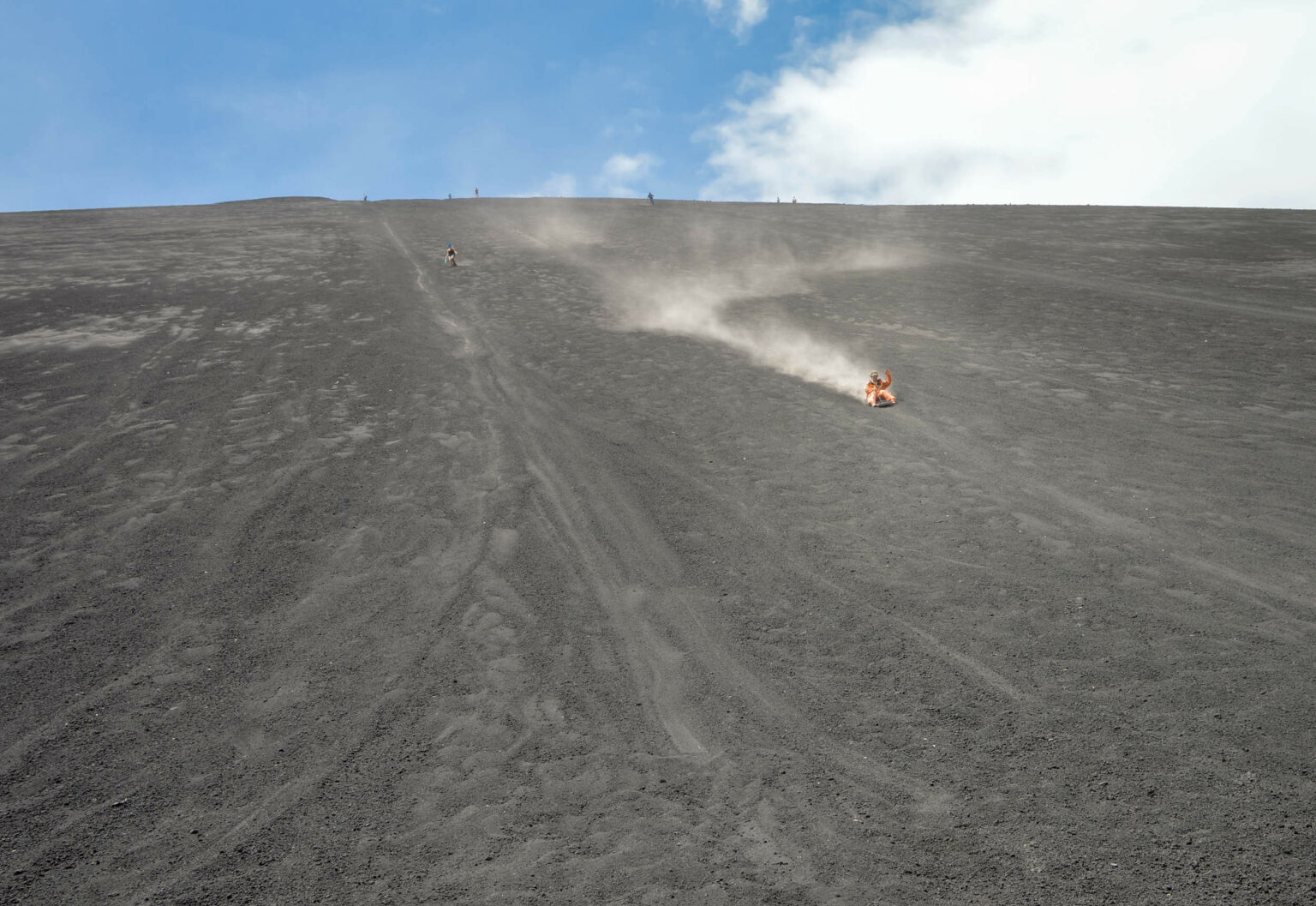 Volcano surfing: Το extreme sport στα ηφαίστεια | travel.gr
