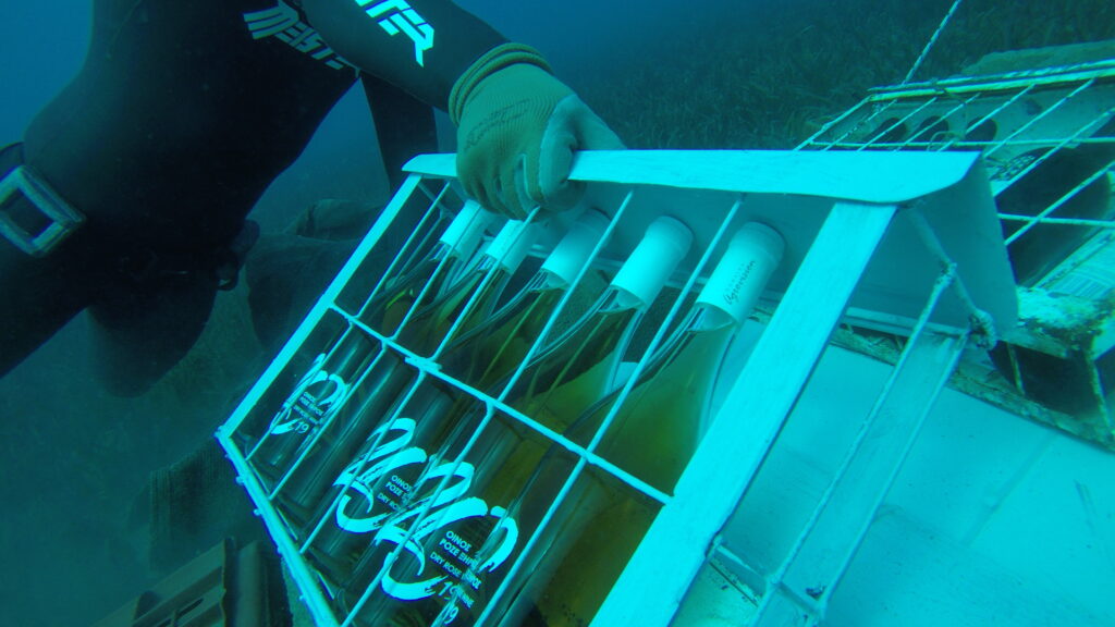 | travel.gr Μια υποθαλάσσια κάβα στη Χαλκιδική