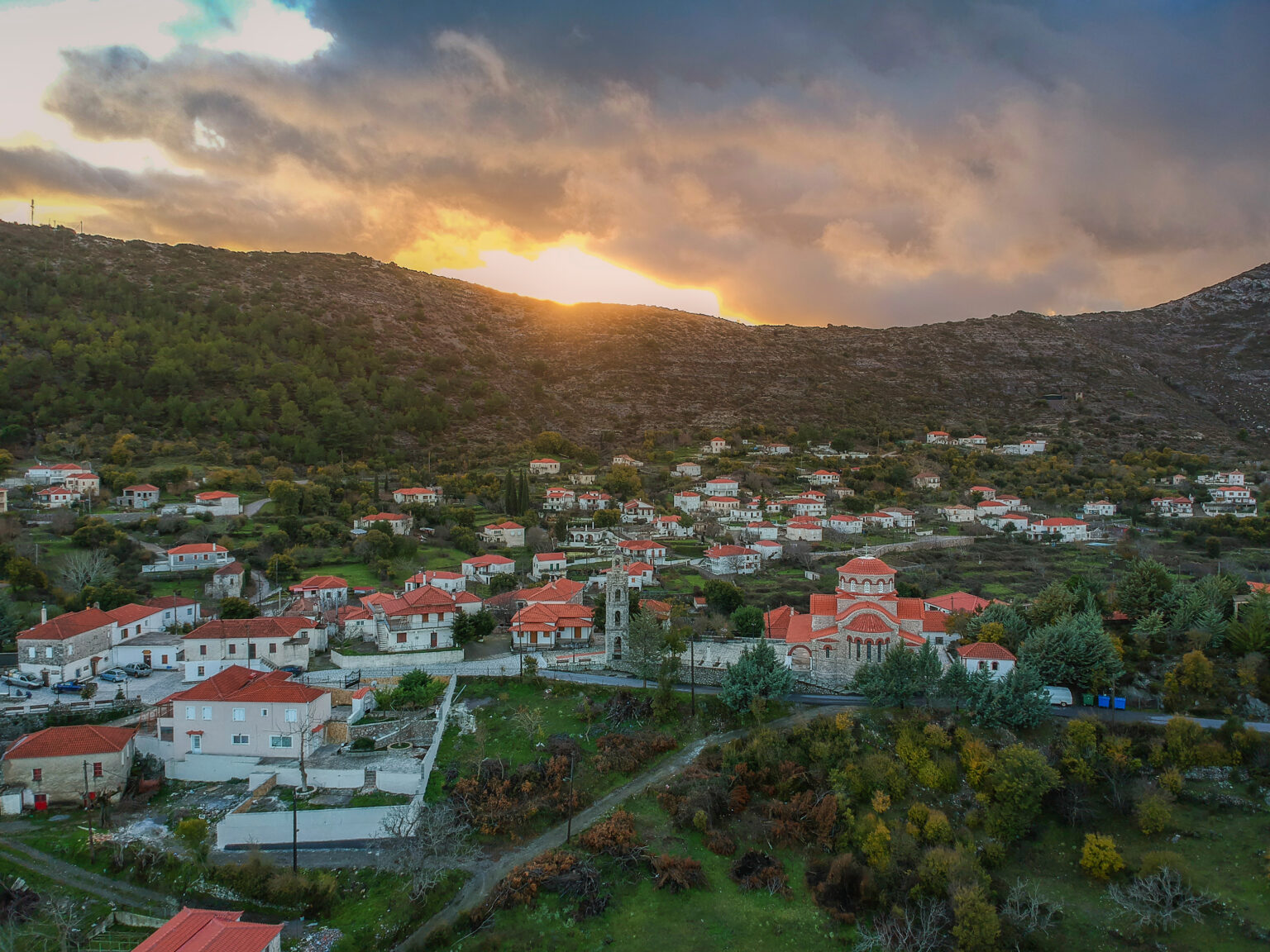 Κρεμαστή γραφικό χωριό πεύκα έλατα ορεινή Λακωνία | travel.gr