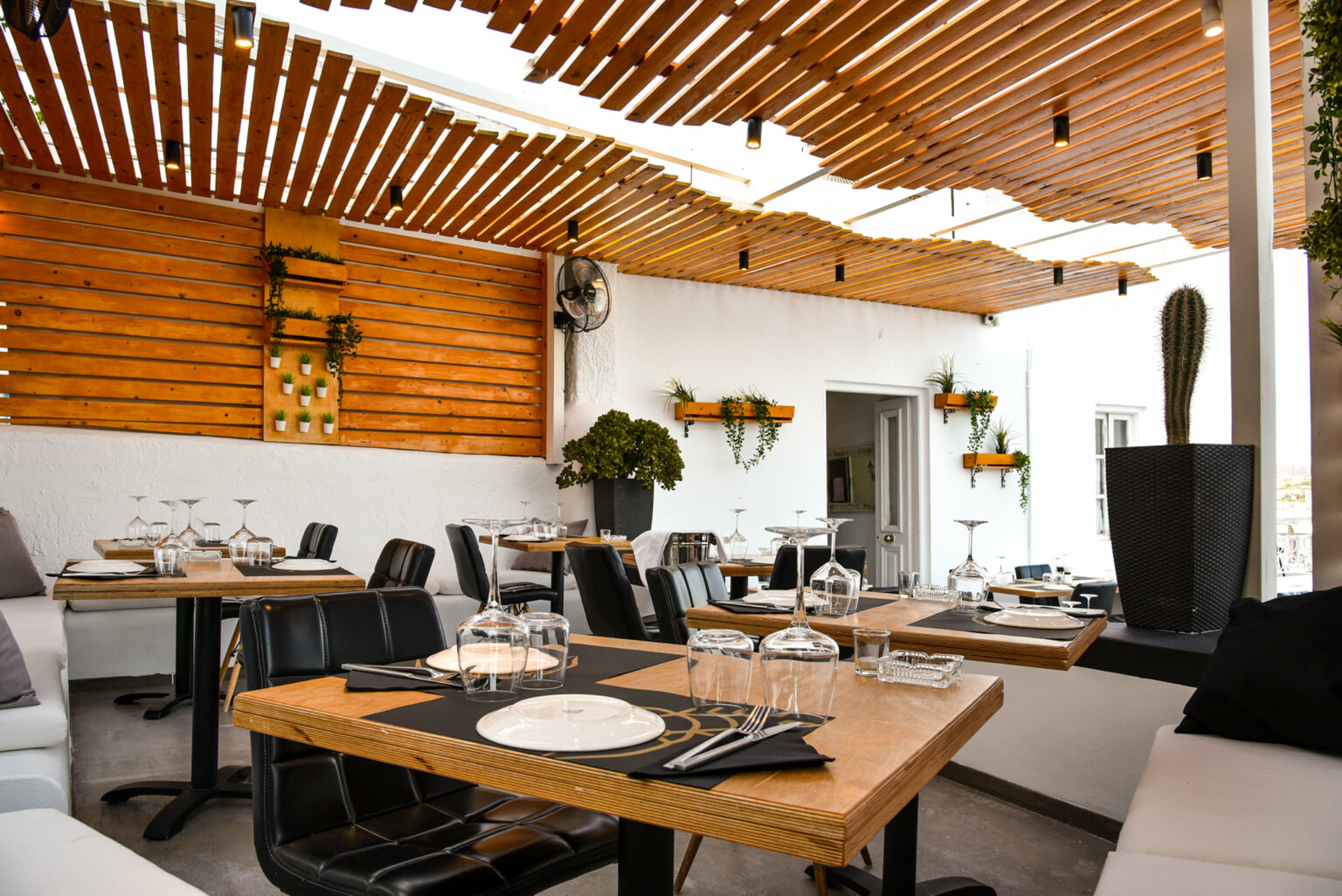 Beach Bars and Bars on the Cycladic Island of Milos| travel.gr