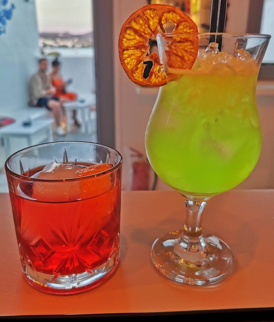 Beach Bars and Bars on the Cycladic Island of Milos| travel.gr