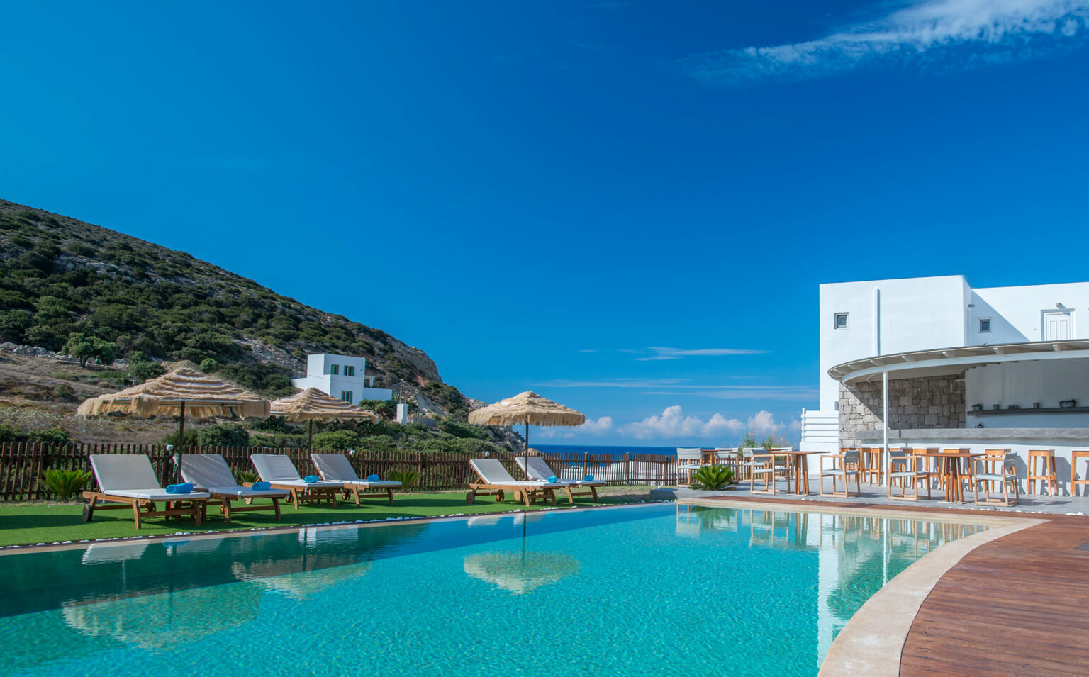 Where to Stay on the Cycladic Island of Milos| travel.gr