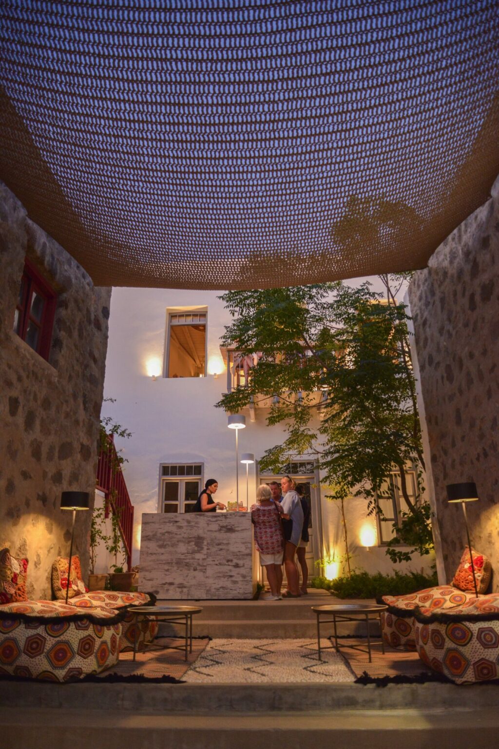 Beach Bars and Bars on the Cycladic Island of Milos| travel.gr