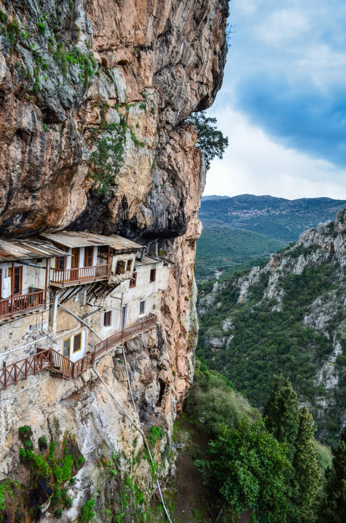 Τέσσερα μοναστήρια στην Ελλάδα κρεμασμένα στα βράχια