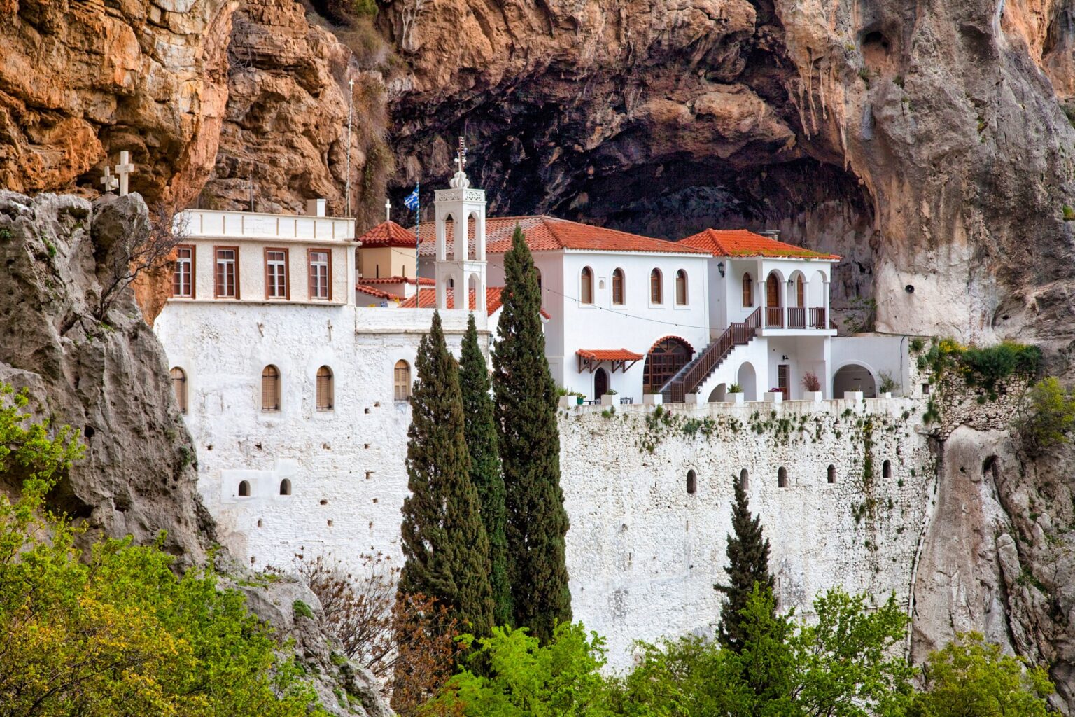 Άγιος Νικόλαος Σίντζας: Το μοναστήρι που ξεπροβάλλει από μια επιβλητική ...