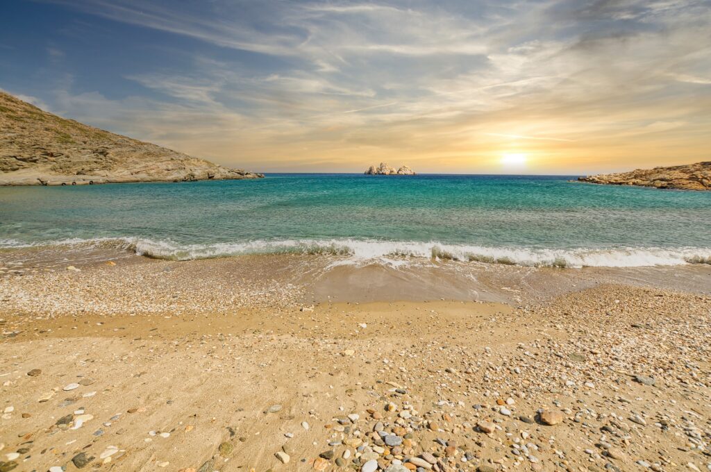 Beach Bars and Bars on the Cycladic Island of Milos | travel.gr