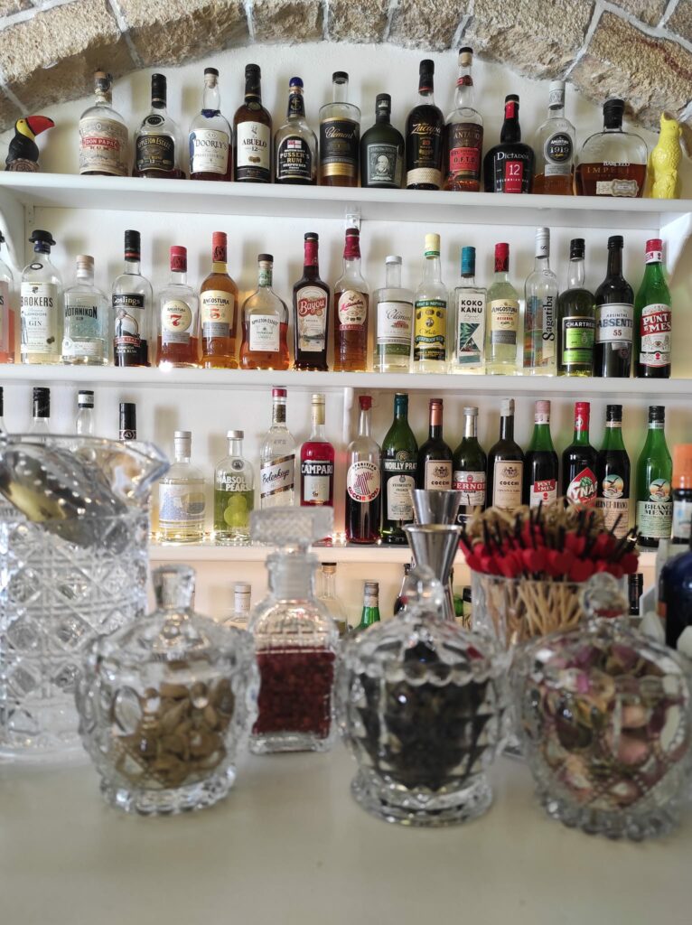 Unwind at Fun Cycladic Island Bars of Folegandros | travel.gr