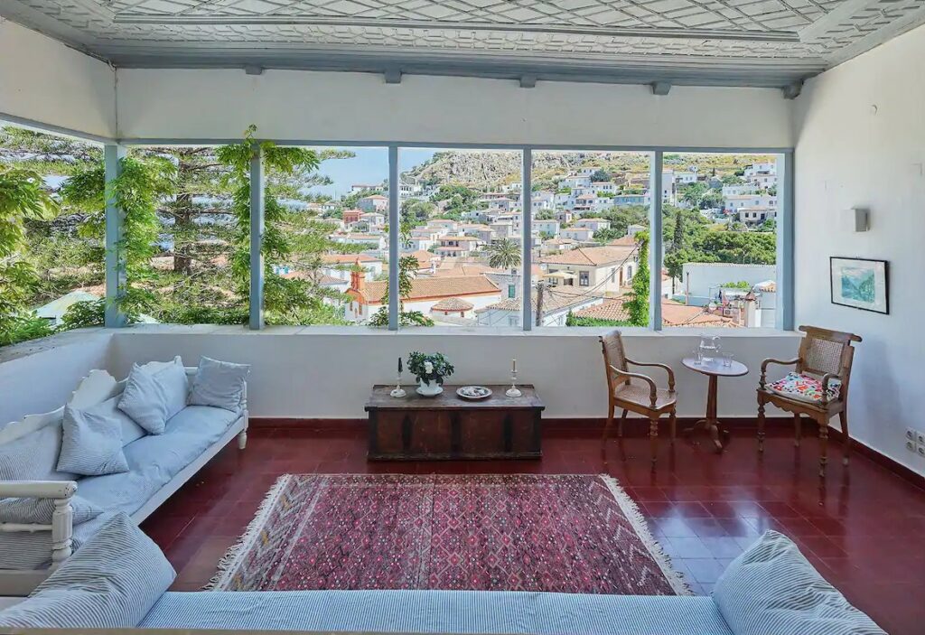 10 οικονομικά Airbnb δίπλα στη θάλασσα, μία ανάσα από την Αθήνα | travel.gr