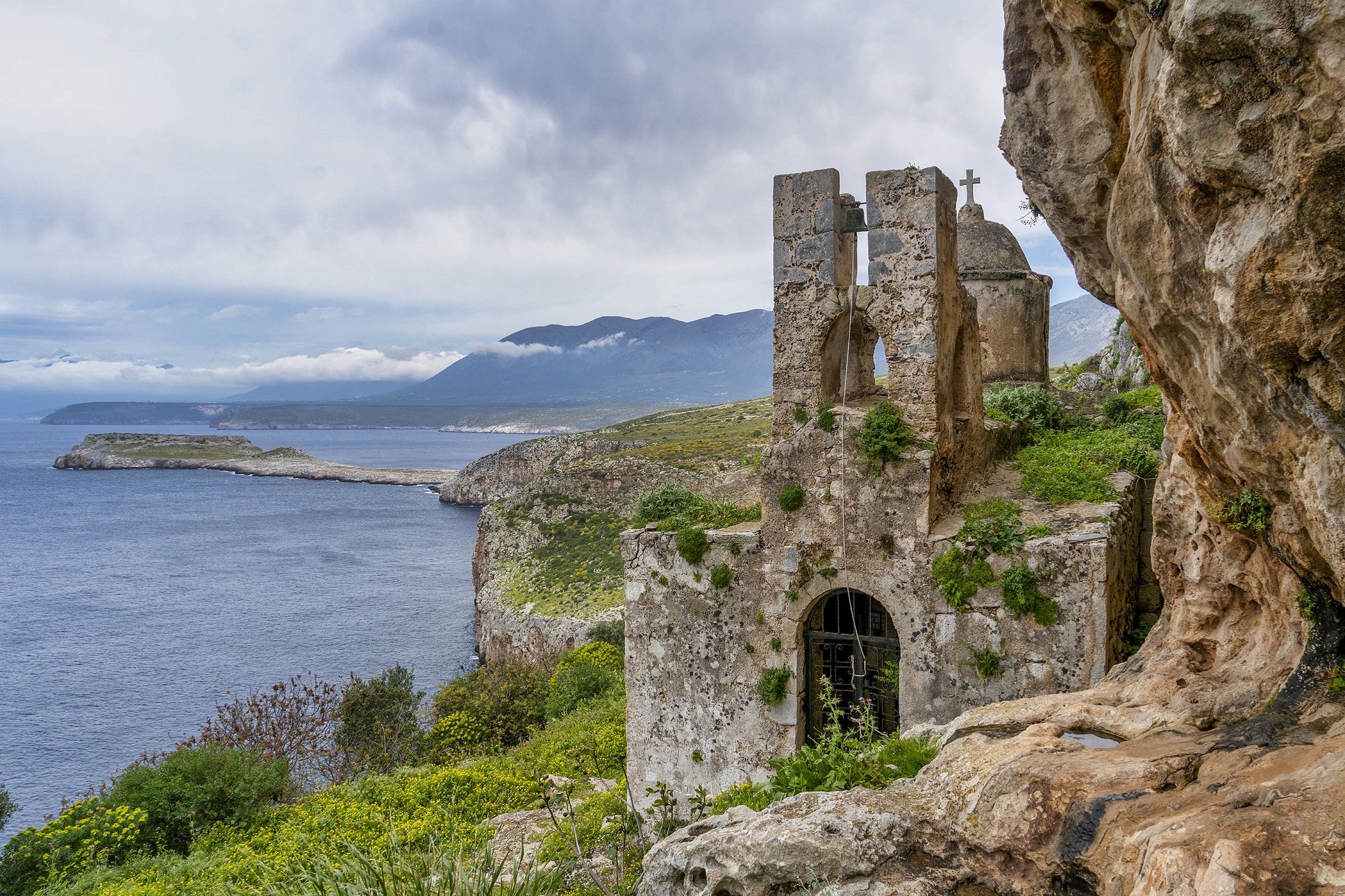 Αγήτρια εκκλησάκι Μάνη «κρύβεται» γκρεμός θάλασσα | travel.gr