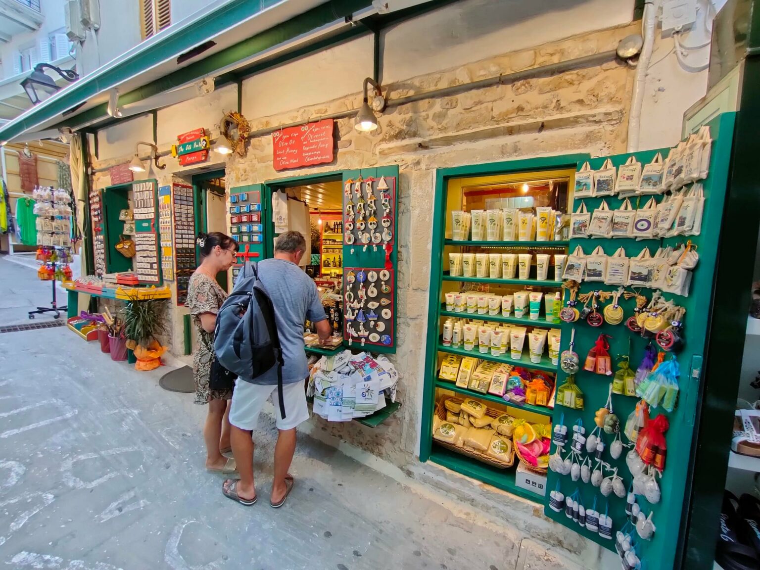 Enjoy Great Shopping Along the Alleyways of Parga| travel.gr