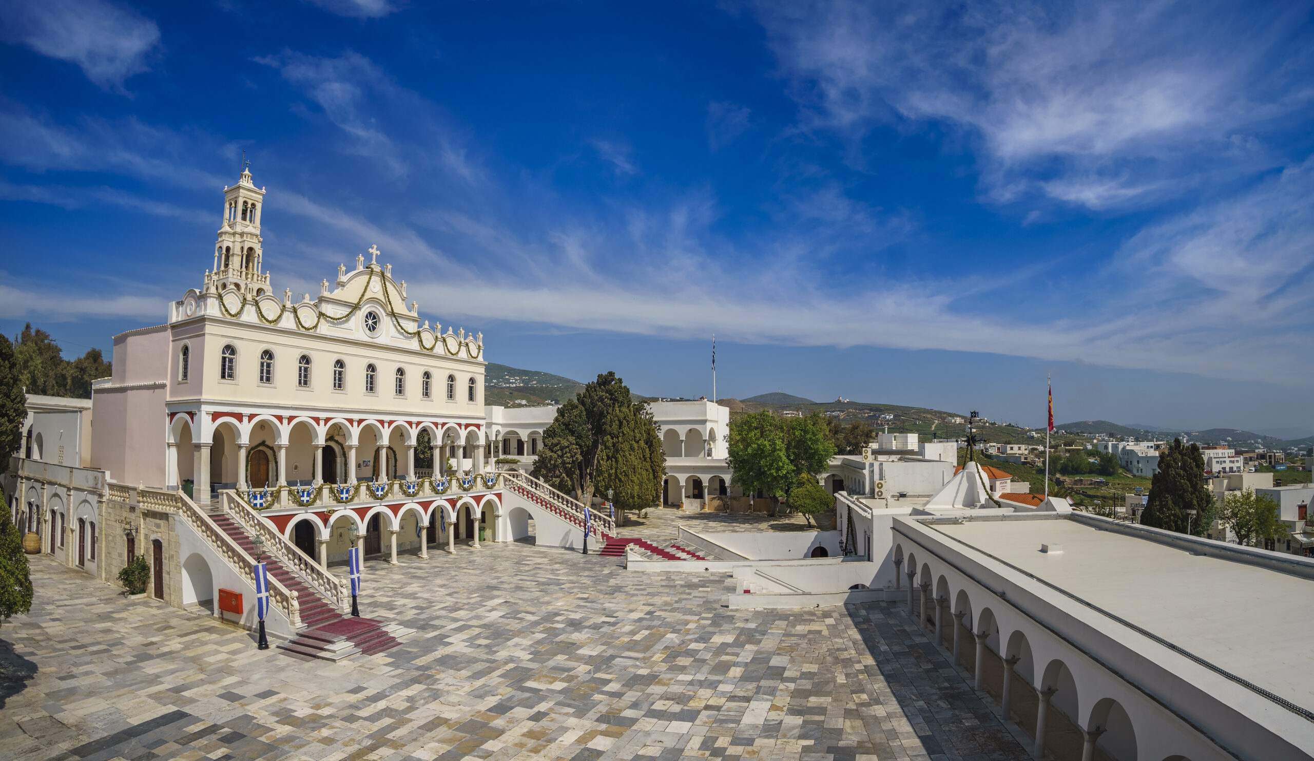 Μια διαδρομή στην πόλη της Τήνου| travel.gr