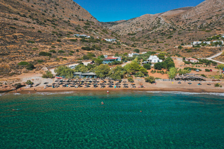 Οι καλύτερες παραλίες της Σύρου και θαλάσσια σπορ | travel.gr