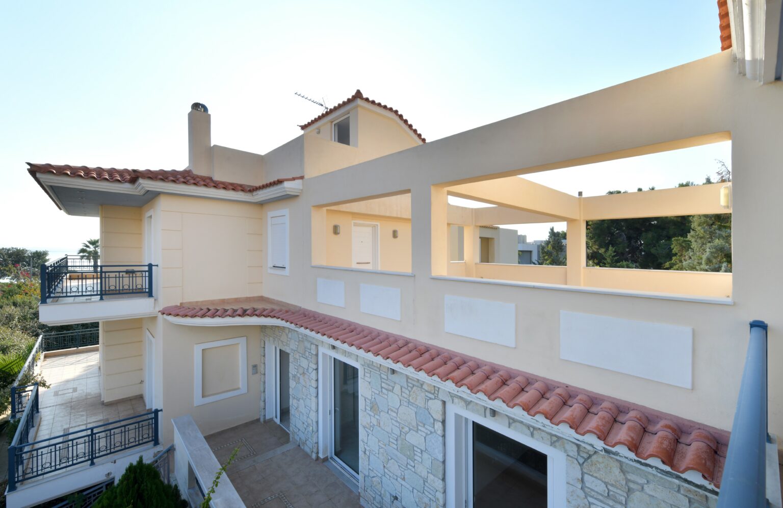 A maisonette for sale in Megara with a sea view | travel.gr