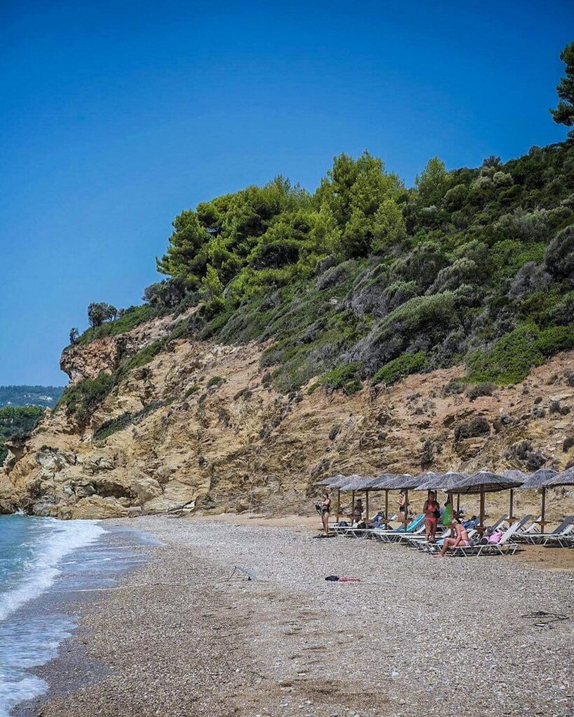 Άρκος ακατοίκητο νησάκι πεύκα γαλαζοπράσινα νερά | travel.gr