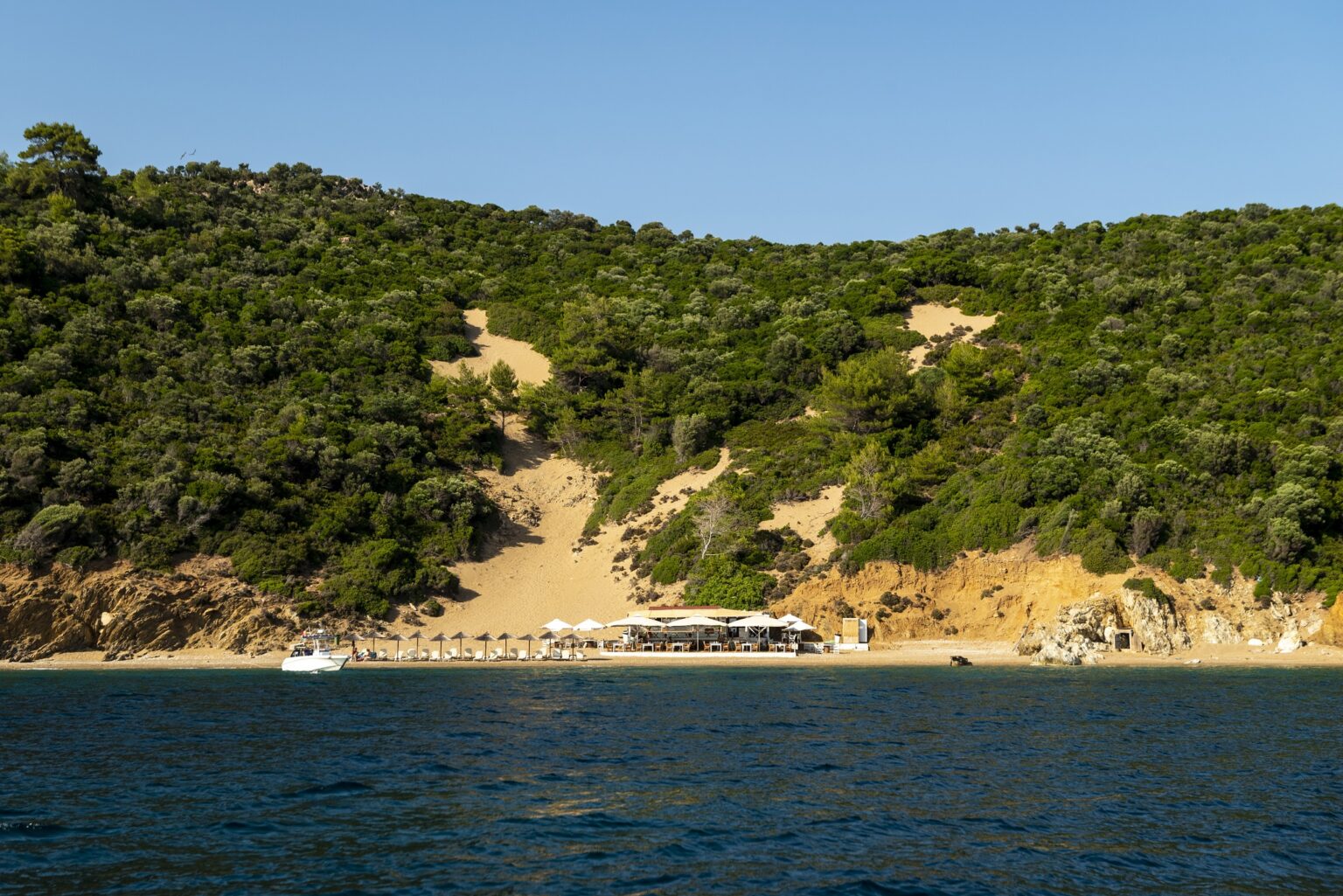 Άρκος ακατοίκητο νησάκι πεύκα γαλαζοπράσινα νερά | travel.gr