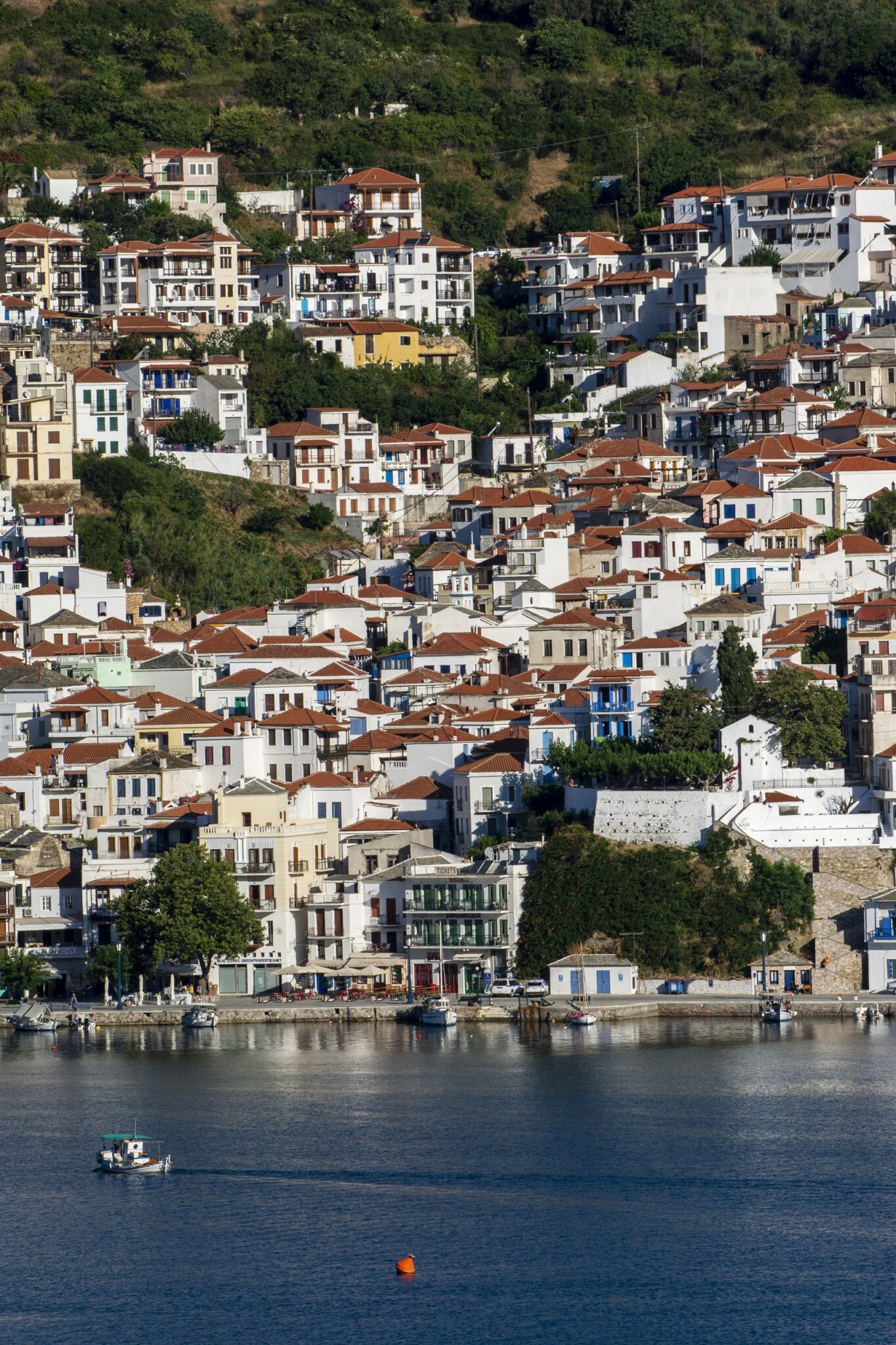 Καλοκαιρινές διακοπές στη Σκόπελο -Βουτιές, μονοπάτια και ησυχία ...